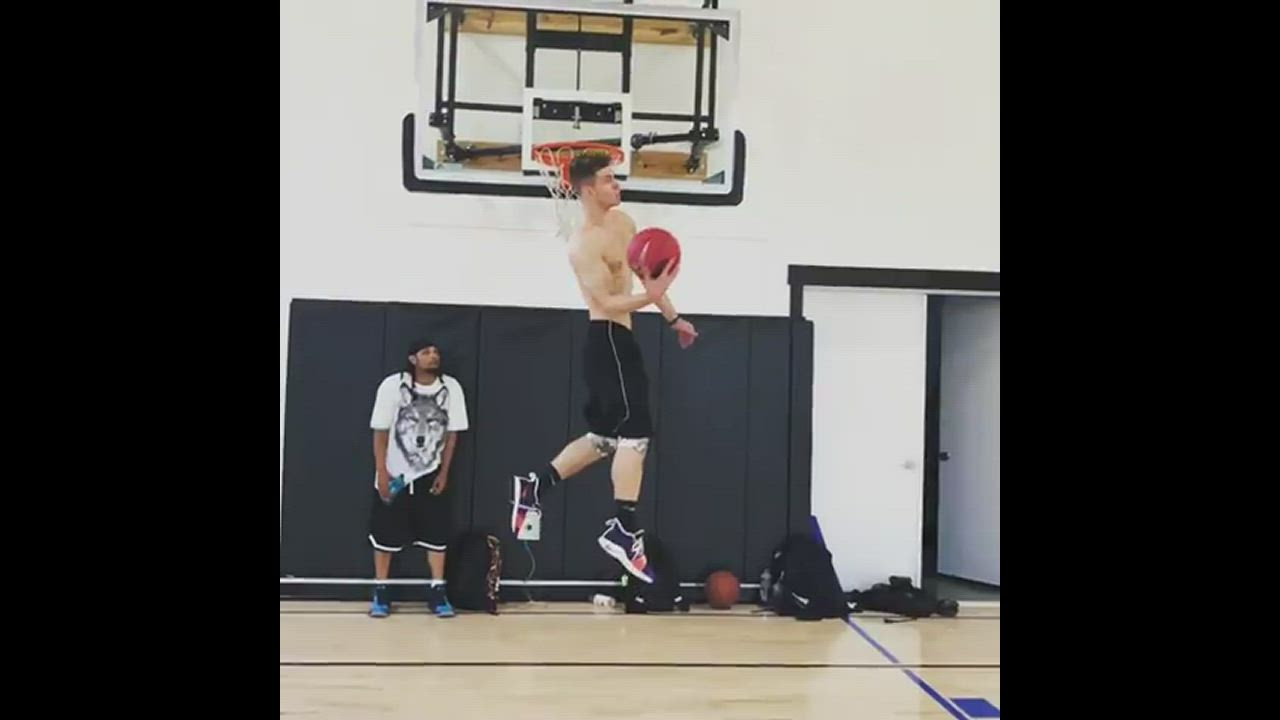 Basketball Dunks: This new dunk blows up everyone's mind